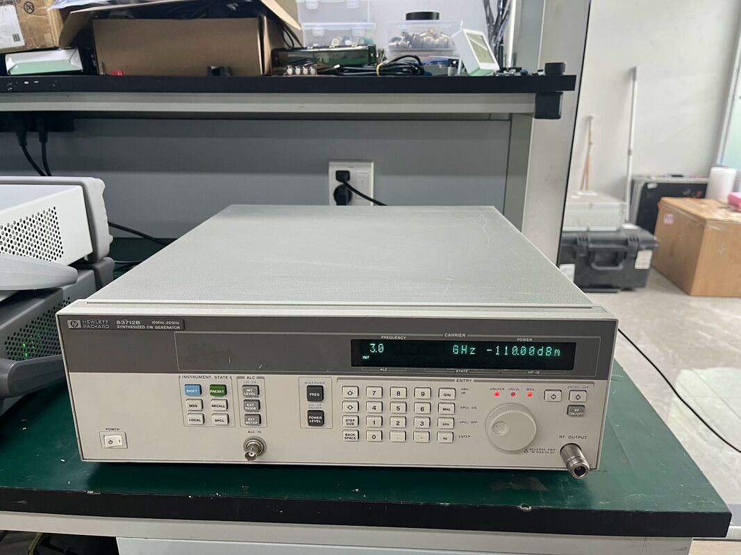 Generador de señal CW RF sintetizado de alta pureza HP Agilent 83712B ...