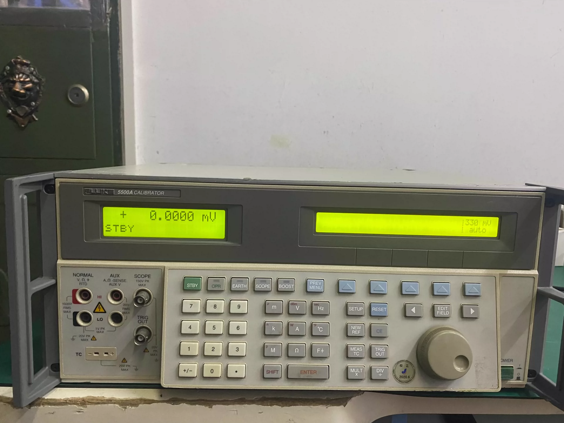 Calibrador multifunción de 50 Ppm DC de precisión Fluke 5500A con 5500A ...